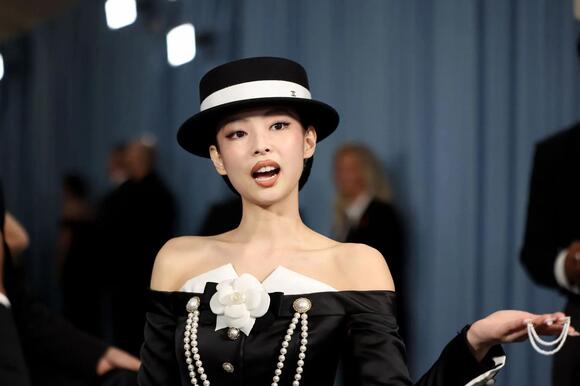 “Global IT Girl”: Fans react as BLACKPINK’s Jennie becomes muse for ...