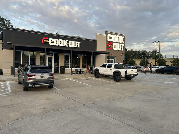 Huge crowd celebrates opening of first Cook Out on the Mississippi ...