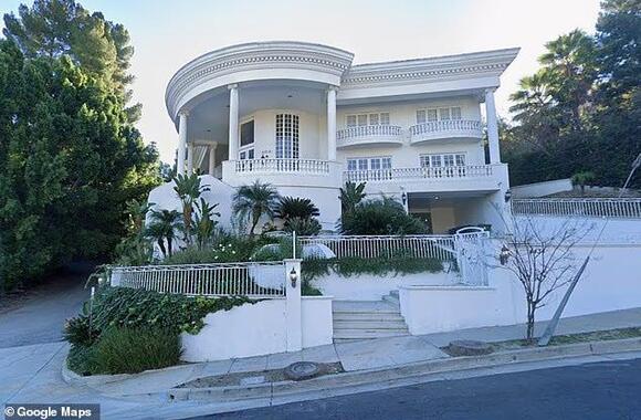 LA mansion owner infuriates neighbors by hosting huge weekly parties ...