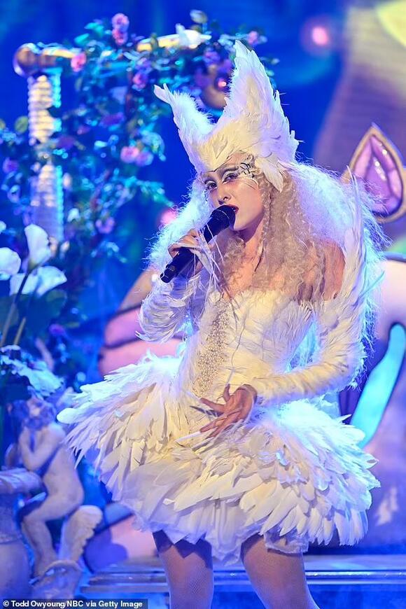 Chappell Roan inadvertently gets Jimmy Fallon to repeat 'there are gay ...