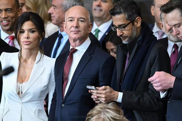 JD Vance Texted Jeff Bezos About Putting Right-Wing Breitbart ...