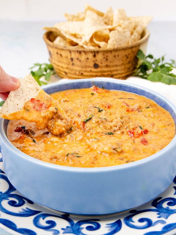Keep Your Kitchen Cool With This Crockpot Hamburger Cheese Dip - NewsBreak