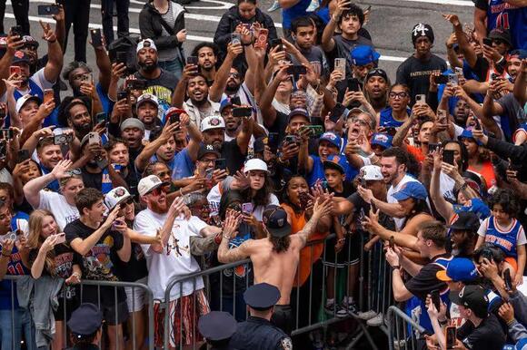 Man slashed in the neck during Knicks parade over 'inappropriate ...