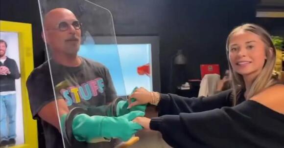 Germaphobe Howie Mandel Awkwardly Skirts Away From OnlyFans Star Sophie ...