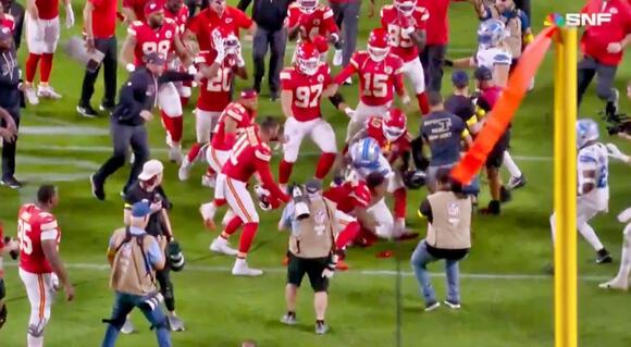SNF Postgame Brawl – Patrick Mahomes Ends Up At The Bottom Of Pile As ...