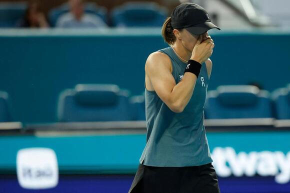 Iga Świątek in Tears As She Walks Off the Court After Sad Mid-Match ...