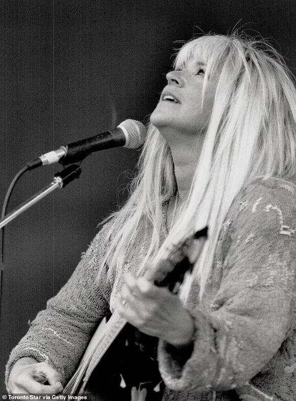 Melanie, the singer-songwriter who shot to fame after Woodstock and ...