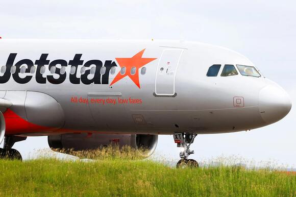 Dad claims he was kicked off Jetstar plane for taking photo while boarding - NewsBreak