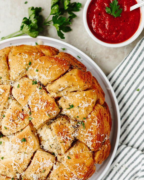 Easy Garlic Pull Apart Bread with Biscuits: A Cheesy, Buttery Delight ...