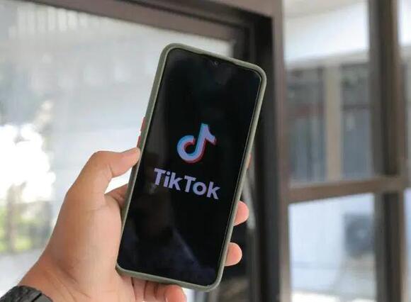 The “Chair Test” TikTok Trend Could Endanger Women — Experts Warn ...