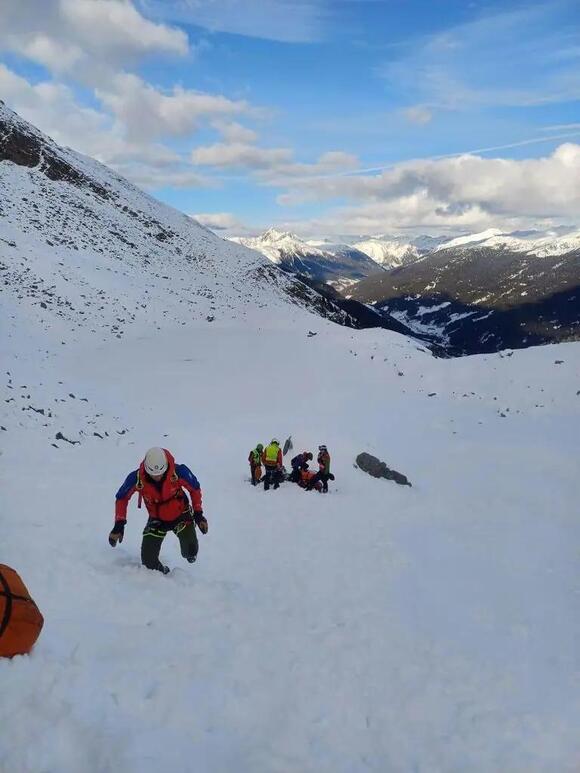 Deadly Weekend in Northern Italy as 5 Killed in Avalanche Accidents & 1 ...