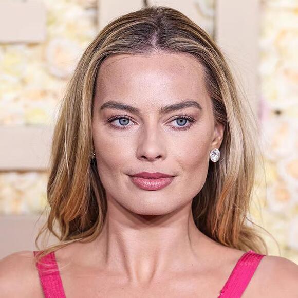 Margot Robbie Just Paired The Tiniest Tank Top With The Baggiest Jeans ...