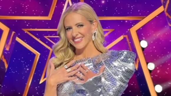 Sarah Michelle Gellar Lights Up the ‘Star Search’ Stage in a Leggy ...