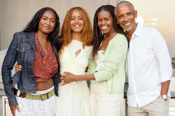 Barack and Michelle Obama Share Family Photo with Daughters Malia and ...