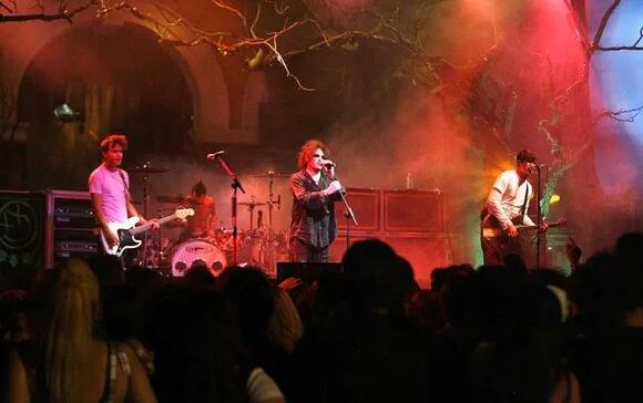 The 2003 Song Robert Smith Co-Wrote With Blink-182 That Was Inspired by ...