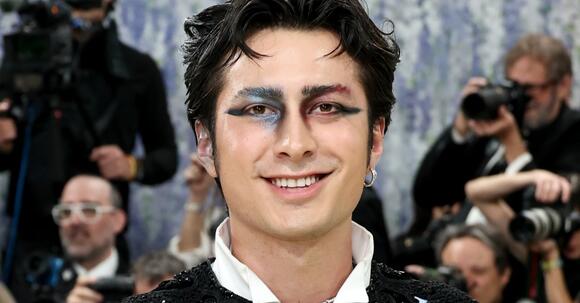 After His Met Gala Look Drew Backlash, Hudson Williams' Makeup Artist ...