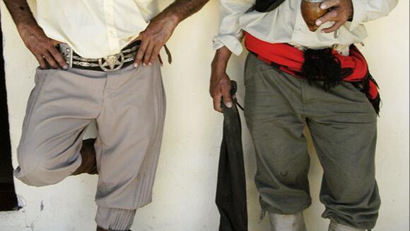 20 Traditional Men's Clothing Worn Around The World - NewsBreak