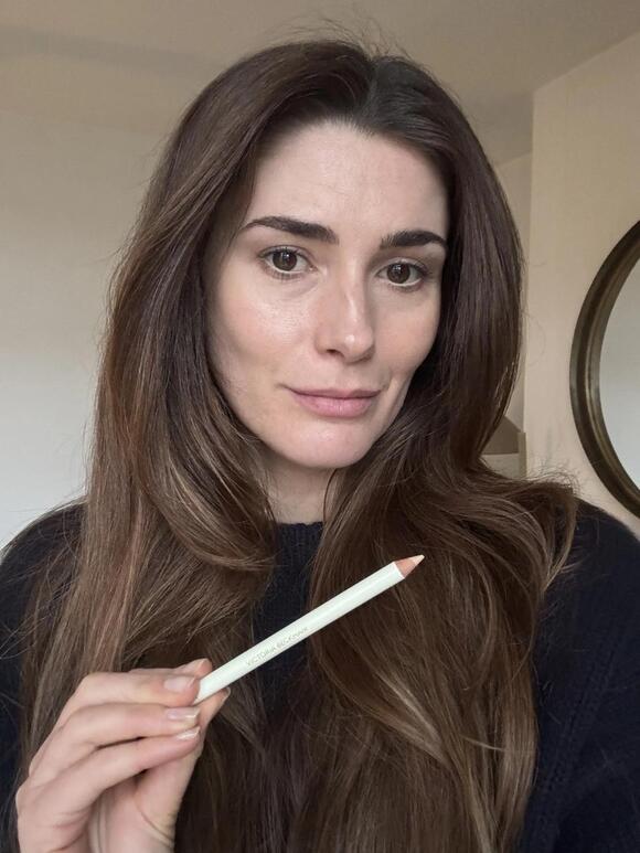 Victoria Beckham and Celebrity MUAs Swear By This Easy Makeup Hack for ...