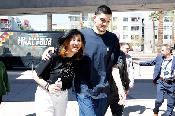 Who are Zach Edey’s parents? Meet his 6-foot-3 mom Julia and dad, Glen