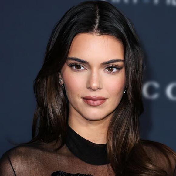 Kendall Jenner Reveals Her Older Sisters Tried To Get Her To Use Anti ...