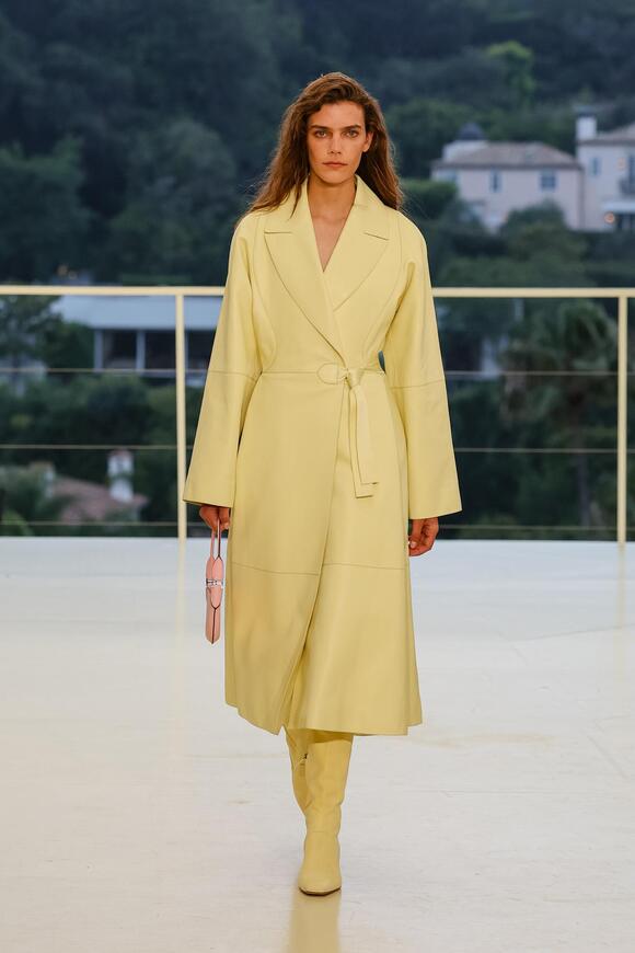 Turn the Page: The Second Chapter of Hermès's Fall 2026 Unfolds Behind ...