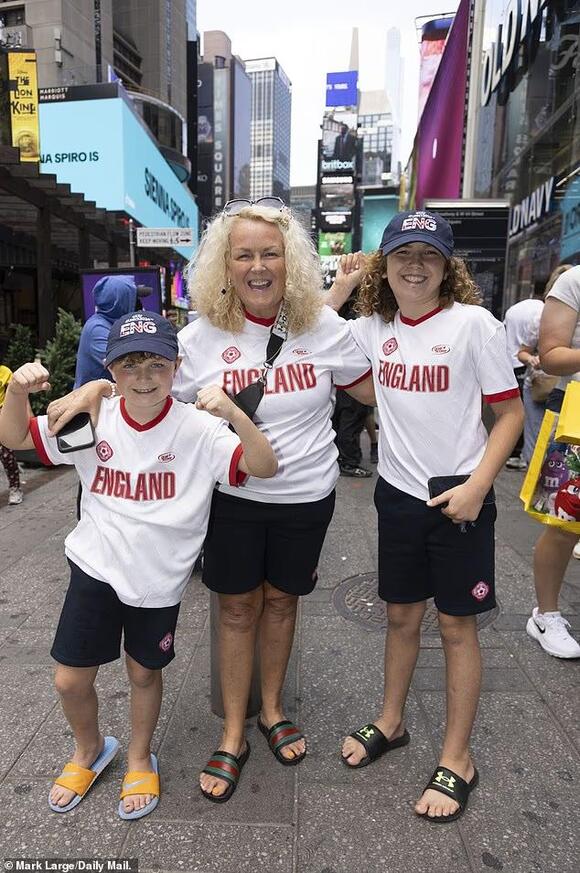 England fans take New York: Three Lions followers sniff out one-dollar ...