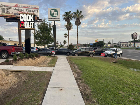 Huge crowd celebrates opening of first Cook Out on the Mississippi ...