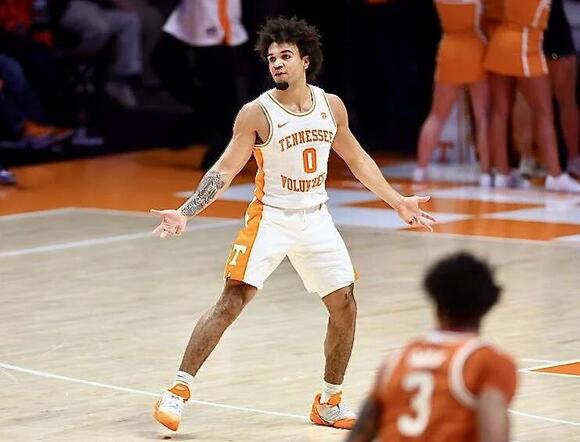 Gillespie Nets 34 Points In Vols' Win - NewsBreak