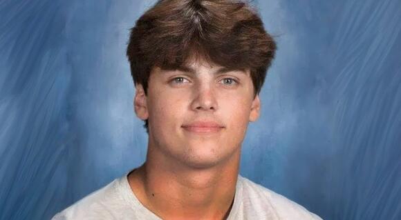Austin Metcalf’s Twin Brother Accepted His Diploma During Surreal ...