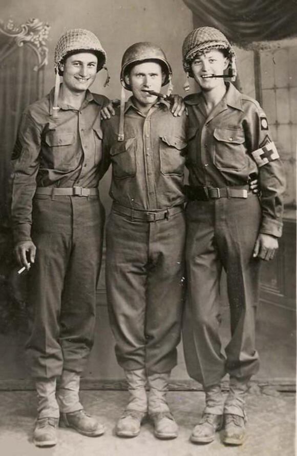 20 Vintage Images Of Combat Medics From The Past (1940s-1990s) - NewsBreak