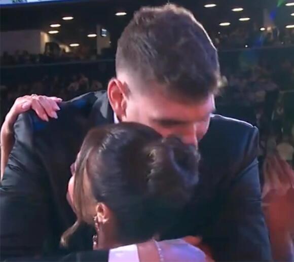 Donovan Clingan embraces girlfriend after being selected No. 7 in 2024 ...