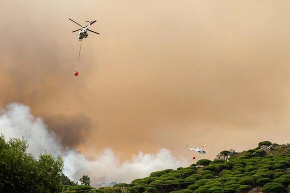 Spanish wildfires rage as tourists forced to evacuate holiday hotspot ...