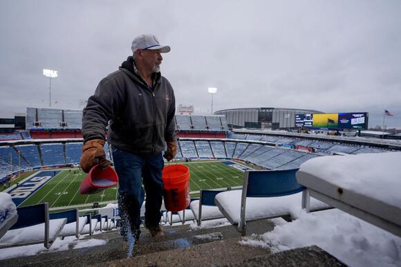 Bills fans brave snow, cold to celebrate final regular-season game at ...