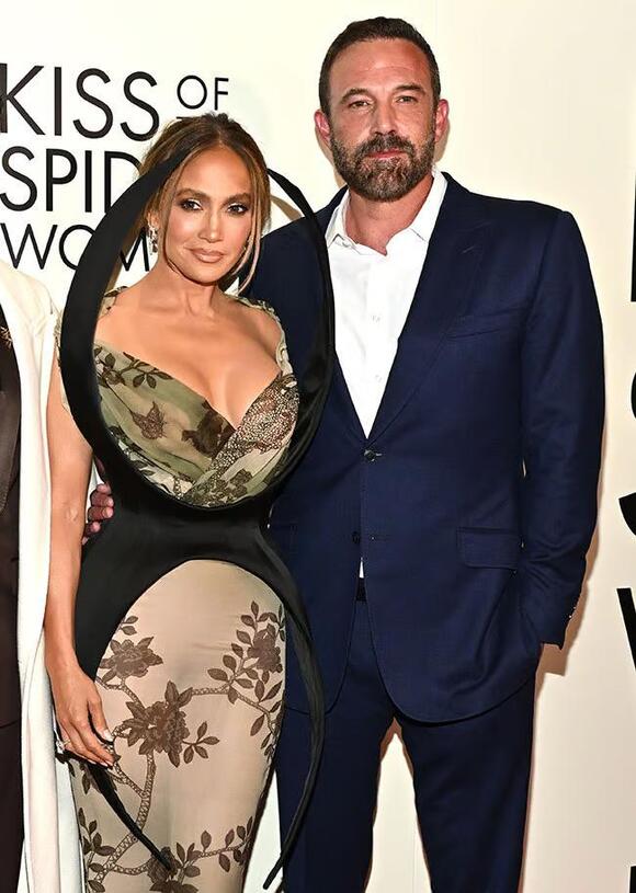 Social Media Reacts To Jennifer Lopez Posing With Ben Affleck On The ...