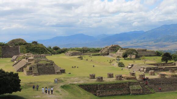 A tomb filled with jade and gold in Oaxaca's Mixtec heartland offers a ...