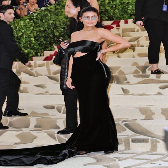 14 Red Carpet Wardrobe Malfunctions That Celebs Either Fixed With Quick ...