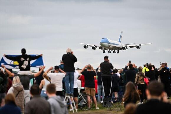 Donald Trump's arrival in Scotland draws rapturous cheers from MAGA ...