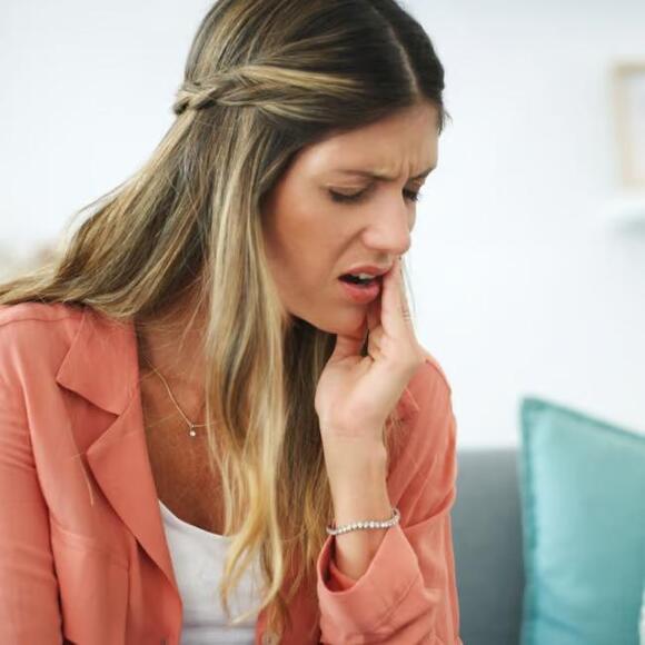 6 Common Signs Your Body Is Low In B12, One Causes A 'Burning Tongue ...