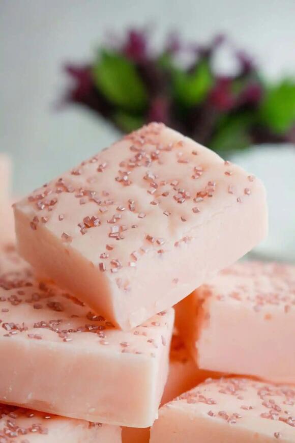 Easy White Chocolate Raspberry Fudge with Smooth, Velvety Texture ...
