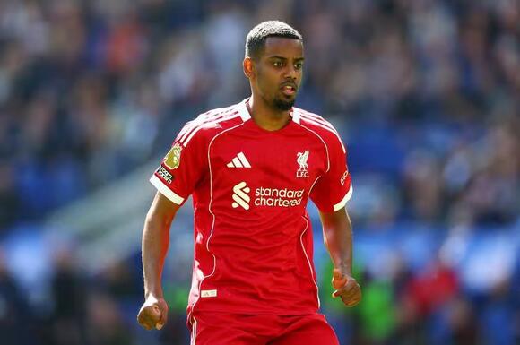 Alexander Isak injury boost as Arne Slot offers update on Liverpool ...