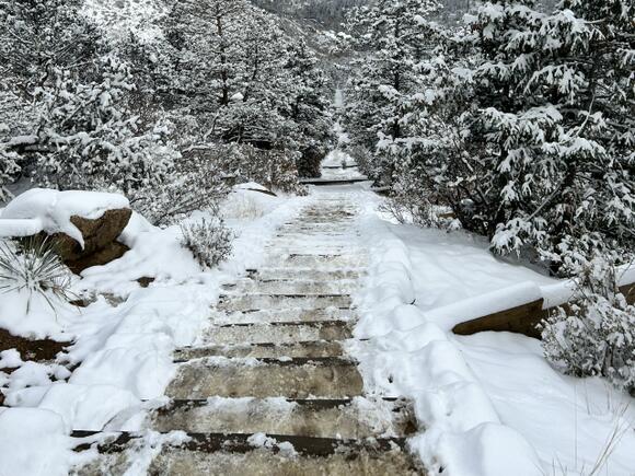 Climber on Manitou Incline dies after experiencing breathing problems ...