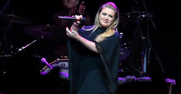 Kelly Clarkson Reflects on Embarrassing Concert Mishap Where Her Skirt ...