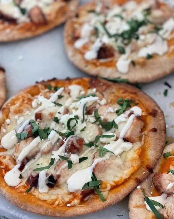 This Buffalo Chicken Flatbread Pizza Is the Easy Flavor Packed Meal ...
