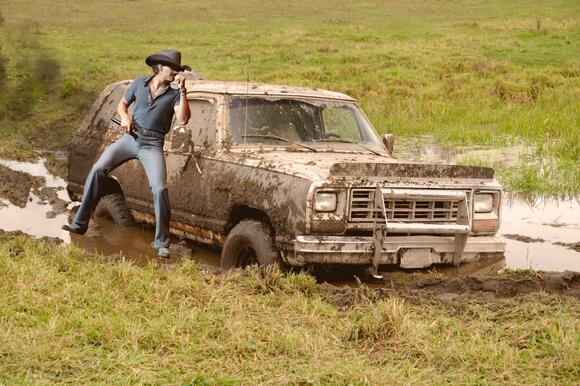 Tucker Wetmore Helps Fans Stuck in Mud After Texas Storms - NewsBreak