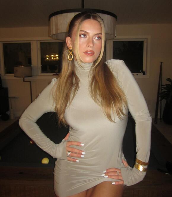 Xandra Pohl Flaunts Her Curves Heads in Sleek, Clingy Minidress - NewsBreak