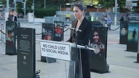 EXCLUSIVE: Meghan Markle Mocked for 'Only Drawing in a Few Passers-By ...
