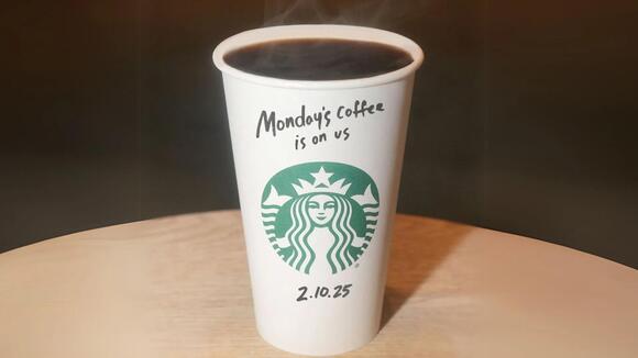 “Starbucks has to stop with the writing on the cups”: Netizens react to ...