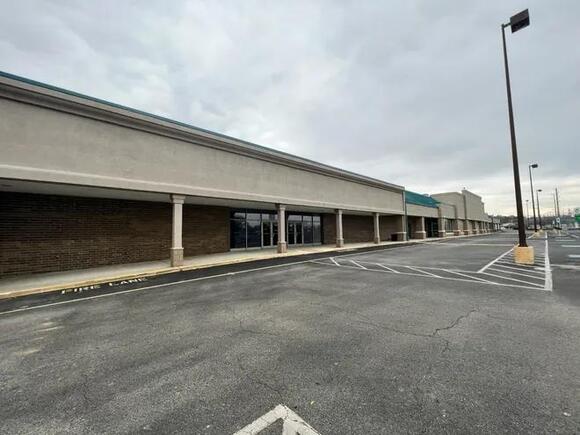 What's happening at this mostly vacant Southport-area shopping center ...