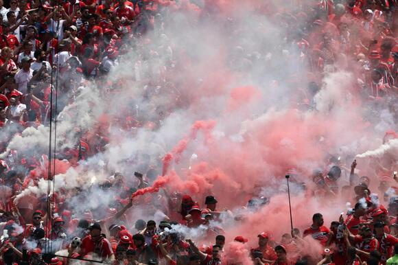 Wydad fans throw flares on field, feud with security at FIFA Club World ...