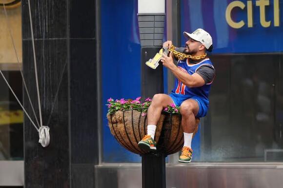 New York Knicks fans crash through NYPD barricade as chaos erupts at ...